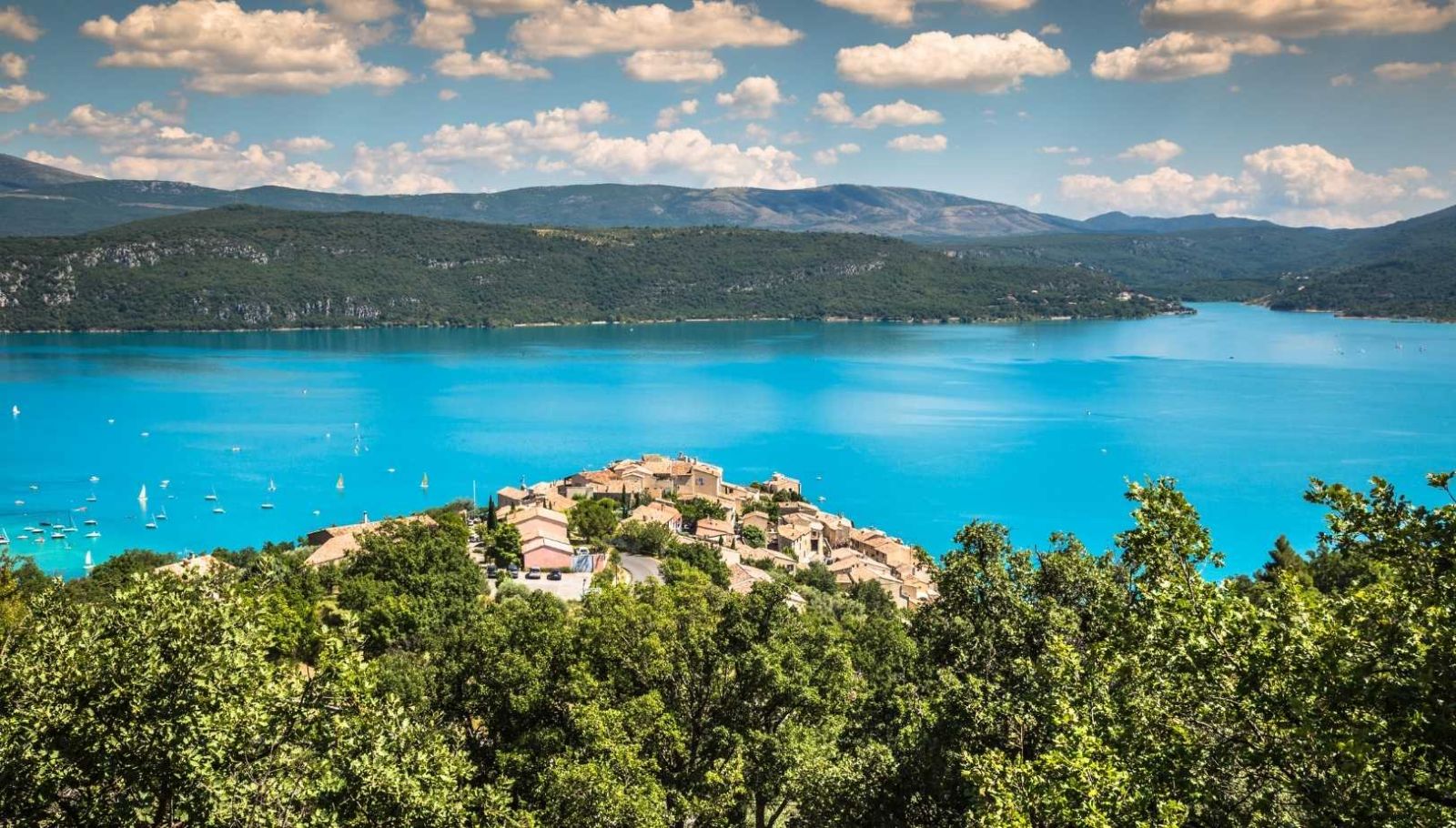 J'ai découvert ce lac artificiel de Provence aux eaux plus turquoise que les lagons polynésiens